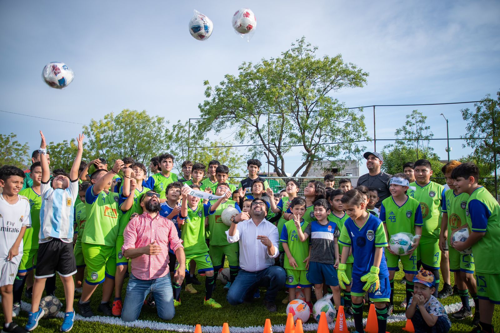 Juan de Dios Gámez cumple y entrega cancha de futbol rehabilitada en Prados del Sur – Ya te ...