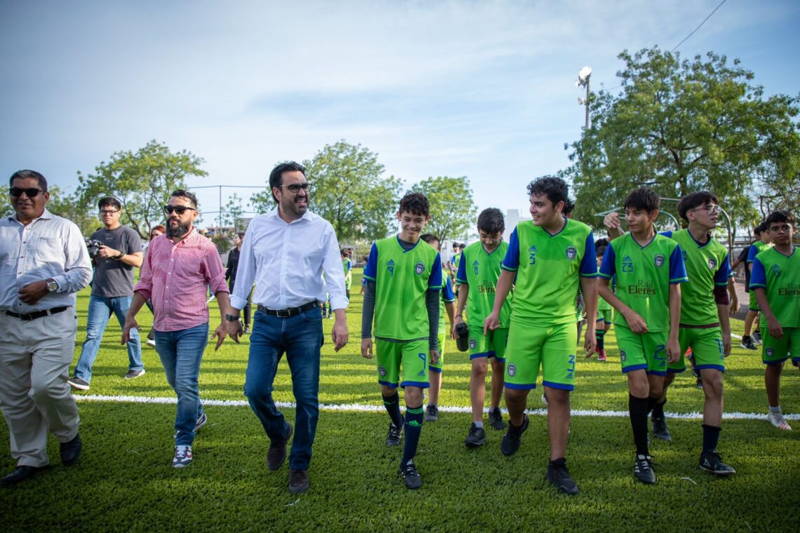 Juan de Dios Gámez cumple y entrega cancha de futbol rehabilitada en Prados del Sur – Ya te ...